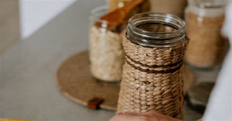 한 여자가 식탁에서 파스타를 만들고 있다 사진 Unsplash의 스파게티 이미지