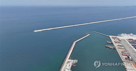 잔잔한 영일만항 인근 바다