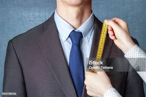 테일러는 측정 테이프 클로즈업으로 슈트를 측정 합니다 테일러드 클로딩에 대한 스톡 사진 및 기타 이미지 테일러드 클로딩