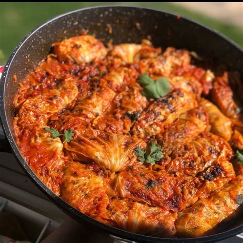 כרוב ממולא אמהות מבשלות ביחד