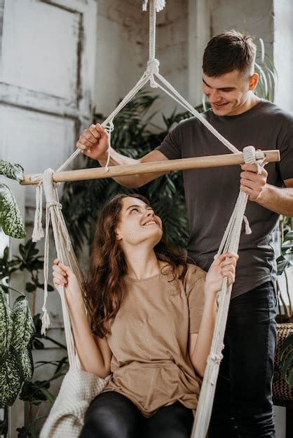 Adorable Pareja Joven Juntos Foto Gratis