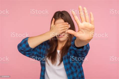 아니 내게 보여주지 마 손으로 눈을 덮고 정지 제스처를 보여주는 체크 셔츠에 혼란 소녀의 초상화 가리기에 대한 스톡 사진 및