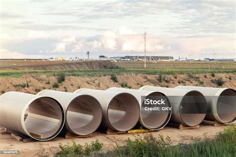 푸른 하늘을 배경으로 라이프치히 할레 공항 근처의 창고 건설 현장에 있는 큰 Frp 복합 유리 섬유 플라스틱 하수관 더미 고속도로 도로 건설 인프라 토공 Crash Site