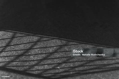 화장품 프리젠 테이션을위한 최소한의 추상적 인 질감의 검은 색 배경 수평 줄무늬의 그림자가 표면에 떨어집니다 광고 데모 벽지 공백 0명에 대한 스톡 사진 및 기타 이미지