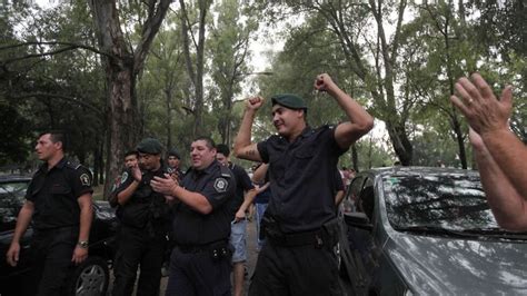 Sancionaron A 32 Policías De Provincia De Buenos Aires Tras Reclamar A