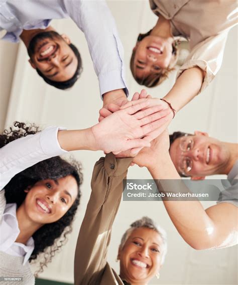 팀워크 사람들의 초상화와 손은 아래에서 지원 협업 또는 팀 빌딩 임무를 수행합니다 그룹 서클 또는 비즈니스 여성과 남성 쌓인 손 기호 및 다양성을 가진 행복한 목표 20