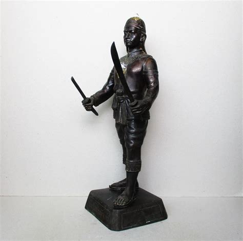 พระเครื่องเมืองอุตรดิตถ์ องค์บูชาท่านพ่อ พระยาพิชัยดาบหัก จ อ ุตรดิตถ์ เนื้อโลหะรมมัน ปู ผิว