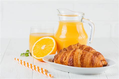 갓 구운 크루아상 오렌지 주스 신선한 과일 흰색 나무 바탕에 잼 프랑스어 아침 식사 아침 신선한 패스트리 맛 있는 디저트 근접 촬영 사진입니다 가로 배너 0명에 대한 스톡
