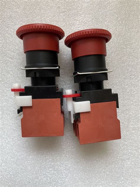 A22E M 01 EMO A22EM01EMO 1PCS Omron Emergency Stop Switch New Free