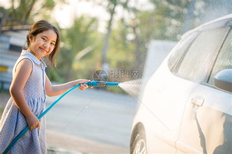 快乐的亚洲女孩在水泼和家高清图片下载 正版图片502885018 摄图网