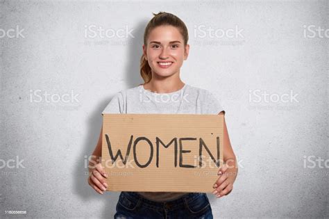비문 여성과 접시를 들고 카리스마 자기 공공 활동가의 이미지 카메라를 직접 보고 좋은 분위기에있는 여성의 권리를 위해 싸울 수