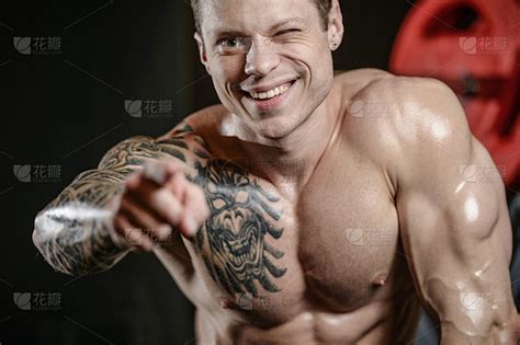 强壮和英俊的年轻运动员纹身男子肌肉