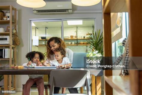 집에서 일하는 동안 아이와 함께 그림을 그리는 아프리카 어머니 18 23 개월에 대한 스톡 사진 및 기타 이미지 18 23 개월 3 명 30 34세 Istock