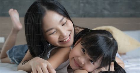 아시아 어머니와 딸은 미소를 지으며 카메라를 본다 행복한 사랑 가족 개념 사진 Unsplash의 기쁨 이미지