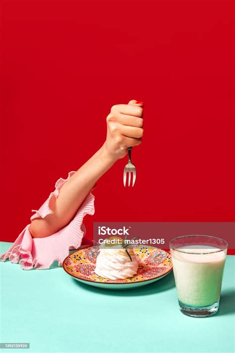 음식 팝 아트 사진 밝은 빨간색 배경에 자몽으로 달콤한 케이크를 맛보는 여성의 자른 초상화 빈티지 복고풍 스타일의 인테리어