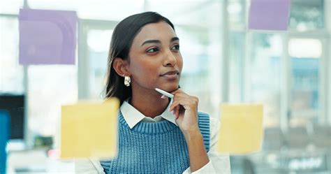 생각 유리 벽 및 프로젝트를 위해 사무실에 메모와 함께 창의적인 계획을 가진 사업가 브레인스토밍 이사회 및 여성 이벤트 디자이너가 직장에서 연구를 통해 스타트업 아이디어를