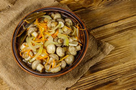 당근 양파 향신료를 곁들인 맛있는 양념 버섯을 세라믹 그릇에 담긴 나무 테이블 위에 올려놓습니다 맨 위 보기 갈색에 대한 스톡 사진 및 기타 이미지 Istock