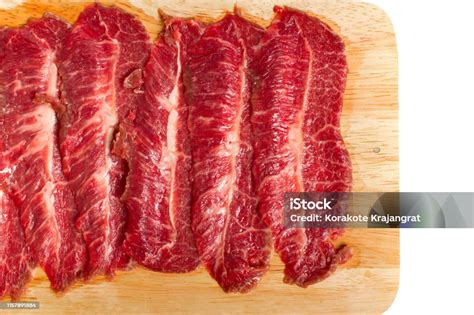 흰 배경에 나무 접시에 잘게 썬 생 쇠고기 일본 쇠고기 슬라이스 와규와핑 경로 건강한 식생활에 대한 스톡 사진 및 기타 이미지