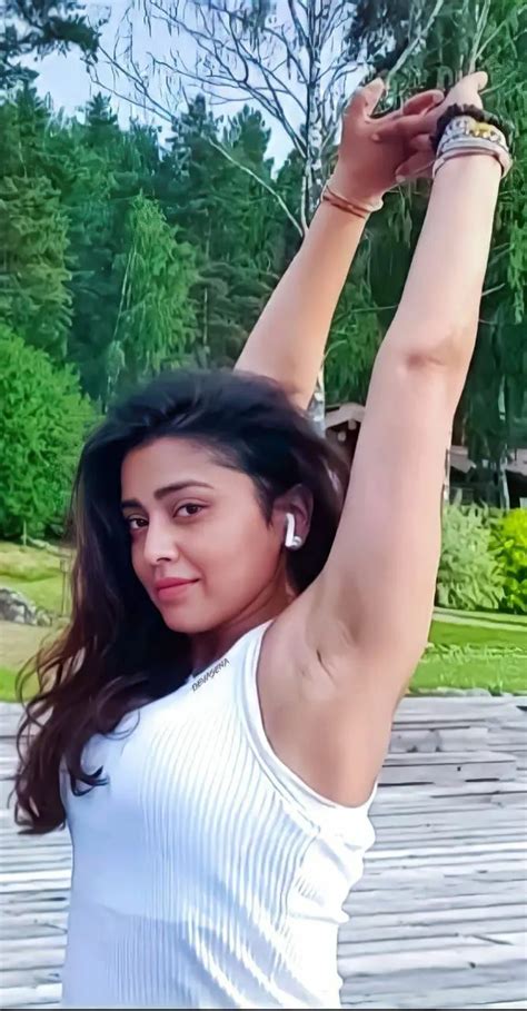 Shriya Showing Her Honey Pits Scrolller