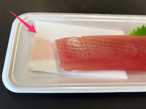 刺身や肉の下に敷かれているアレ「血を吸うっていったら」とつけられた驚愕の名前は？ メーカーに話を聞いた｜まいどなニュース