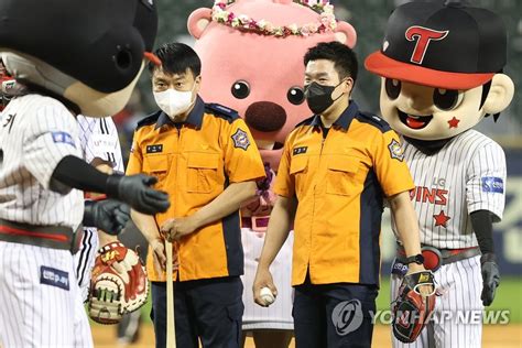 시구와 시타 마친 조민건 소방사와 송인성 소방장 연합뉴스
