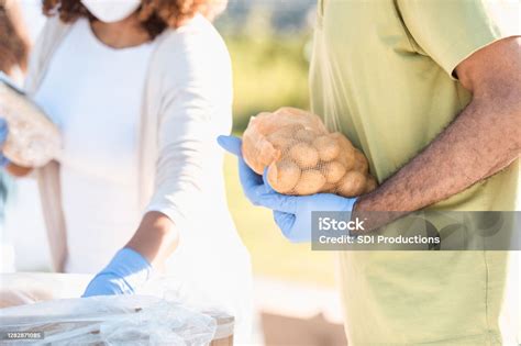 보호 장갑을 착용한 인식할 수 없는 남자가 음식 봉투에 감자를 운반합니다 2명에 대한 스톡 사진 및 기타 이미지 2명 40 44세 55 59세 Istock