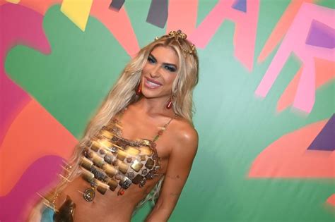 Após desfilar na avenida Lore Improta mostra look para baile de