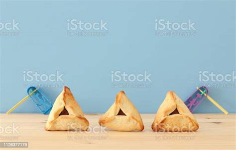 푸 림 축제 개념 입니다 나무 테이블 및 파란색 배경 전통적인 Hamantaschen 쿠키 귀 부분에 대한 스톡 사진 및 기타