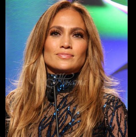 Дженифър Лопес си качи секси селфи но феновете изтръпнаха от призрачен образ на заден план