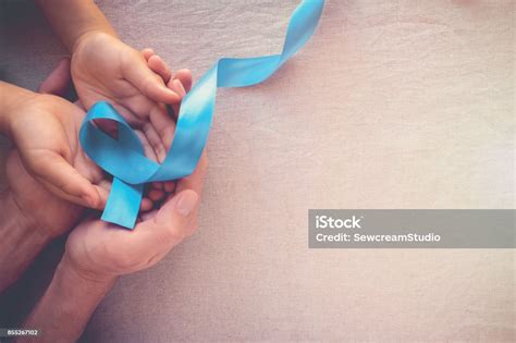성인과 아이 손을 잡고 밝은 파랑 하늘색 리본 배경 전립선 암 인식 및 Adrenocortical 암 인식 토닝 파란색에 대한