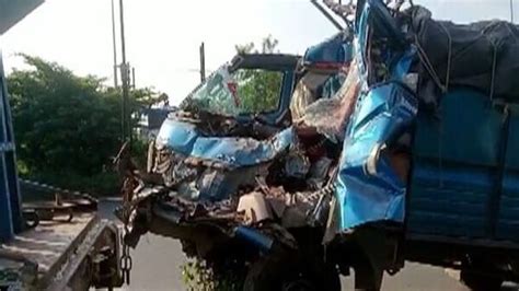 Road Accident লরিতে এসে সজোরে ধাক্কা মারল ম্যাটাডোর ডোমজুড়ে একসঙ্গে
