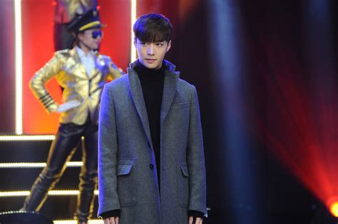 Exo张艺兴曝初恋经历：每天看她一百遍 Kpopstarz娱乐