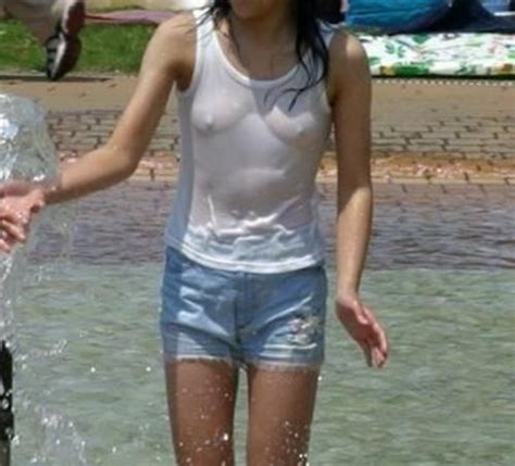 JCJKの服越しに透けた乳首の画像や動画を集めた スクールガールレビュー