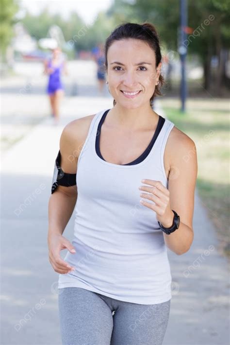 運動型女性慢跑者在大自然中跑步和訓練 照片背景圖桌布圖片免費下載 Pngtree