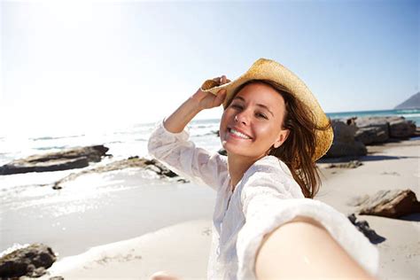 650 Elegante Mujer Selfie En La Playa Fotografías De Stock Fotos E