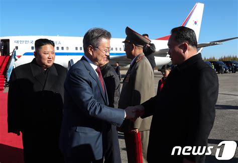 북측 수행원들과 인사하는 문재인 대통령 뉴스1