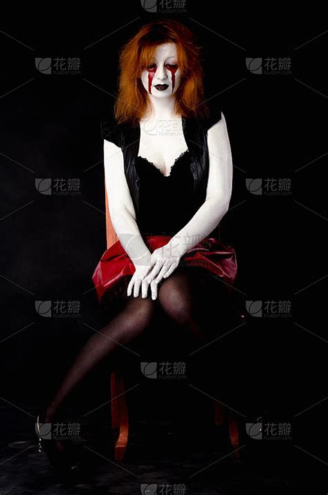 美丽的年轻女子作为性感的吸血鬼万圣节肖像