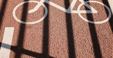 간판 경로 길 도로 도시 디테일 보도 보행자 분할 스트립 분할기 빛과 그림자 사이클 도로 스트라이프 아스팔트 아스팔트 도로 인도 자전거 자전거