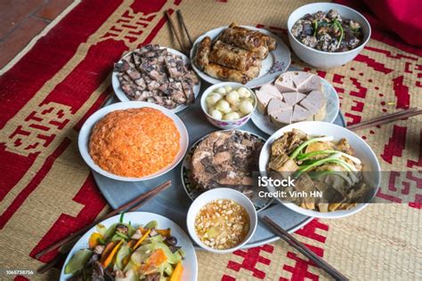 음력 새 해에 대 한 전통적인 베트남 식사 Tet 휴일 봄 지난 한 해의 마지막 날에 새로운 꽃된 사 초 매트에 배치 고기에 대한 스톡 사진 및 기타 이미지 Istock