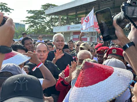 Ganjar Sapa Nelayan Pemulung Di Kota Kendari BeriKabar Co