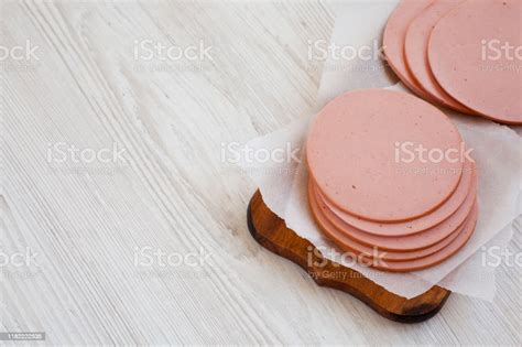 흰색 나무 표면에 소박한 나무 보드에 슬라이스 돼지 고기 볼그나 고기 낮은 각도보기 공간을 복사합니다 0명에 대한 스톡 사진 및 기타 이미지 Istock