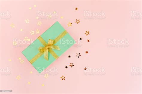 선물 또는 선물 상자와 별 색종이 분홍색 배경에 화려한 축하 생일 크리스마스 또는 새해 패턴 플랫 레이 상단 보기 0명에 대한
