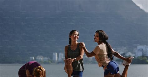 Un Groupe De Jeunes Femmes Debout Les Unes à Côté Des Autres Photo