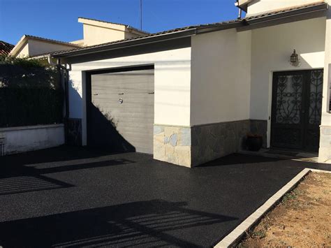 Création Allée de garage en enrobé noir à chaud à Sant Fost de Campsentelles réalisée le