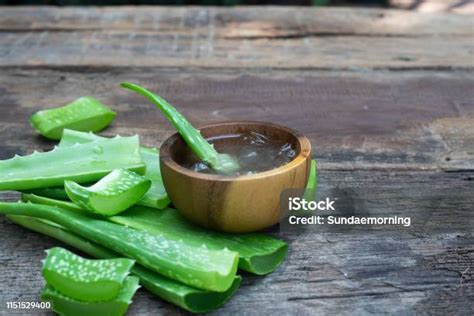 나무 테이블에 신선한 알로에 베라 줄기 조각과 젤 피부 치료 개념 복사 공간 개념에 대한 스톡 사진 및 기타 이미지 개념