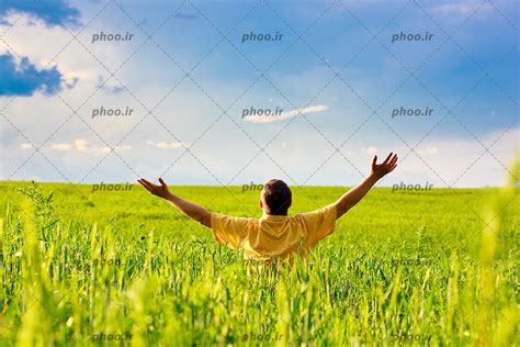 عکس با کیفیت مرد در علفزار سبز عکس با کیفیت و تصاویر استوک حرفه ای