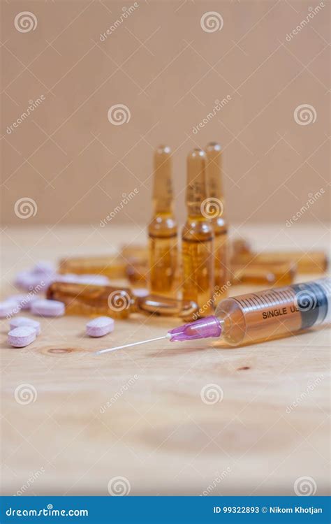 Medische Ampul En Spuit Flesjes Van Medicijnen Stock Afbeelding Image