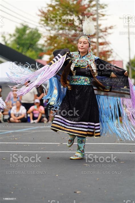 Hochunk Nation의 아메리카 원주민은 관중 앞에서 원주민 춤과 의식을 수행했습니다 Indigenous에 대한 스톡 사진