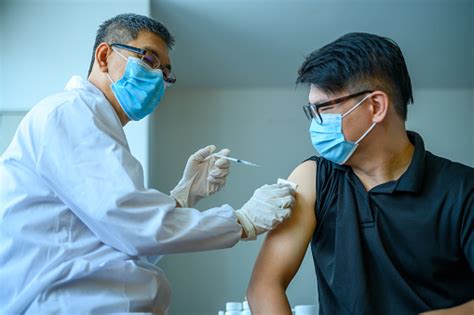 의사는 예방 접종을위해 주사기를 준비합니다 백신접종에 대한 스톡 사진 및 기타 이미지 백신접종 2명 35 39세 Istock
