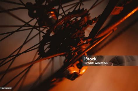 オレンジ色の背景に自転車の車輪の接写と詳細 カラー画像のストックフォトや画像を多数ご用意 カラー画像 クローズアップ ゴム